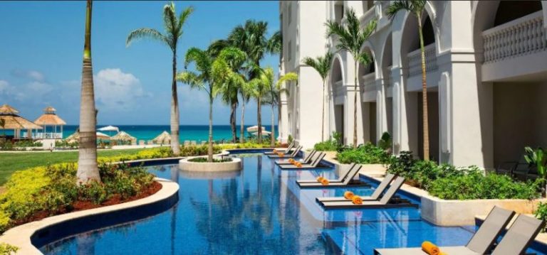 Basic Guide to World of Hyatt Elite Status - Basic Travel Couple